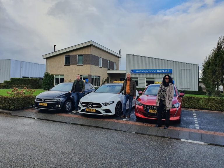 Autorijschool Kort Stiens/Leeuwarden/ rijles/autorijlessen autorijscholen.